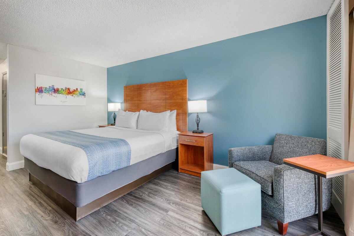 Premium Room 1 King Bed with Water View- Non-Smoking | Roupa de alta qualidade, cofre no quarto, secretária 