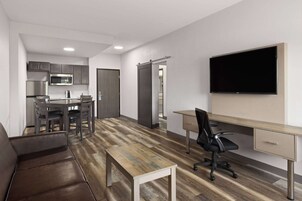 Suite, 1 quarto, não fumadores (Efficiency) | Secretária, cortinas/cortinados opacos, ferro/tábua de engomar