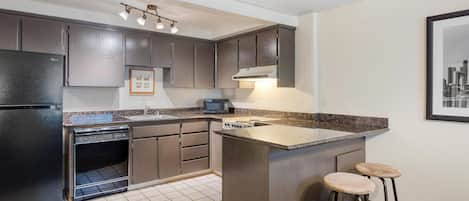 Suite, 1 cama king-size, cozinha, no rés do chão (with Sofabed) | Cofre no quarto, secretária