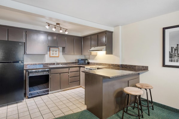 Suíte, 1 cama King, cozinha, no piso térreo (with Sofabed) | Cofres nos quartos, escrivaninha, espaço de trabalho para notebook