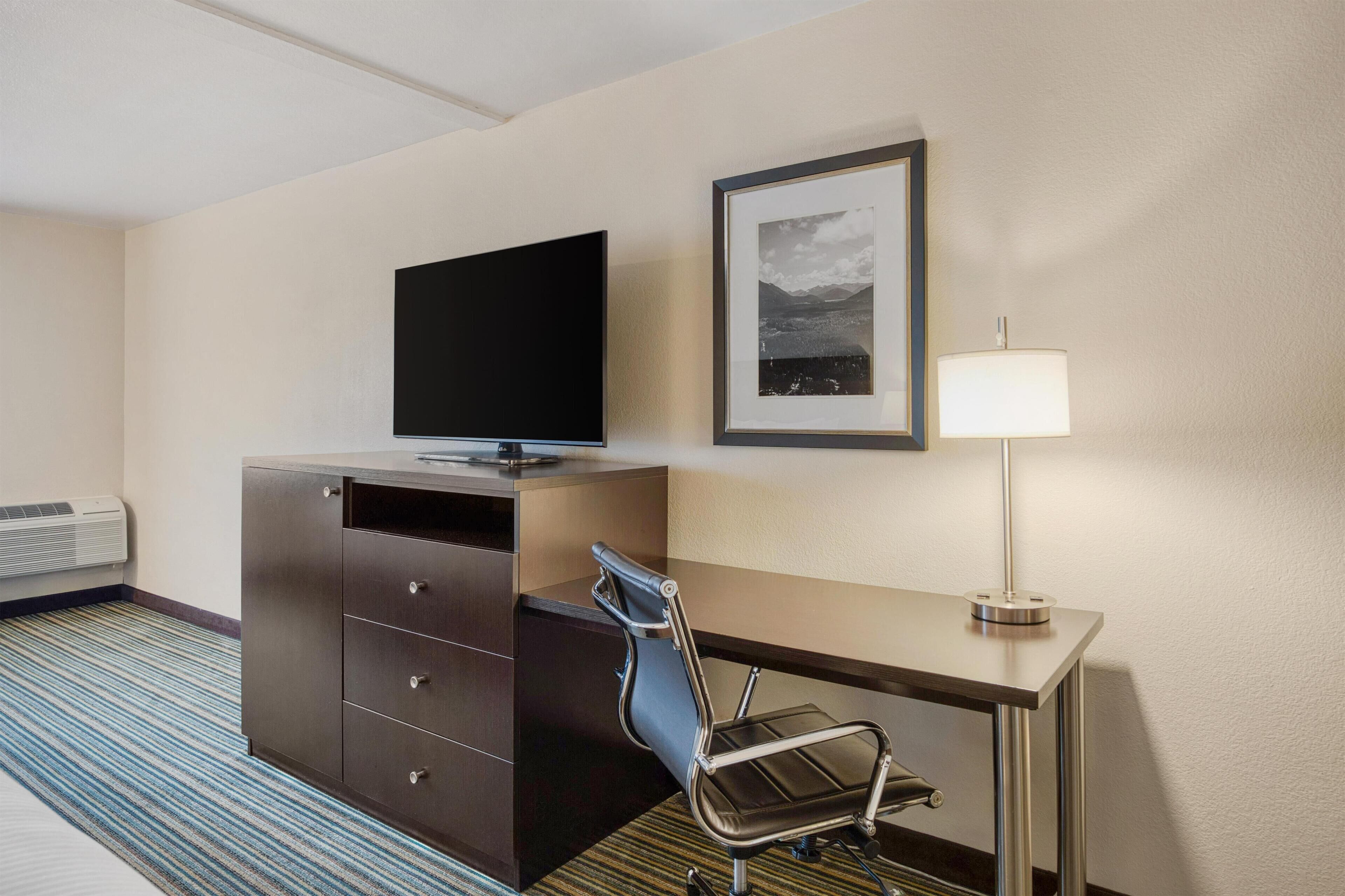 Quarto Standard, 2 camas queen-size, acessível, não fumadores | Cofre no quarto, secretária 