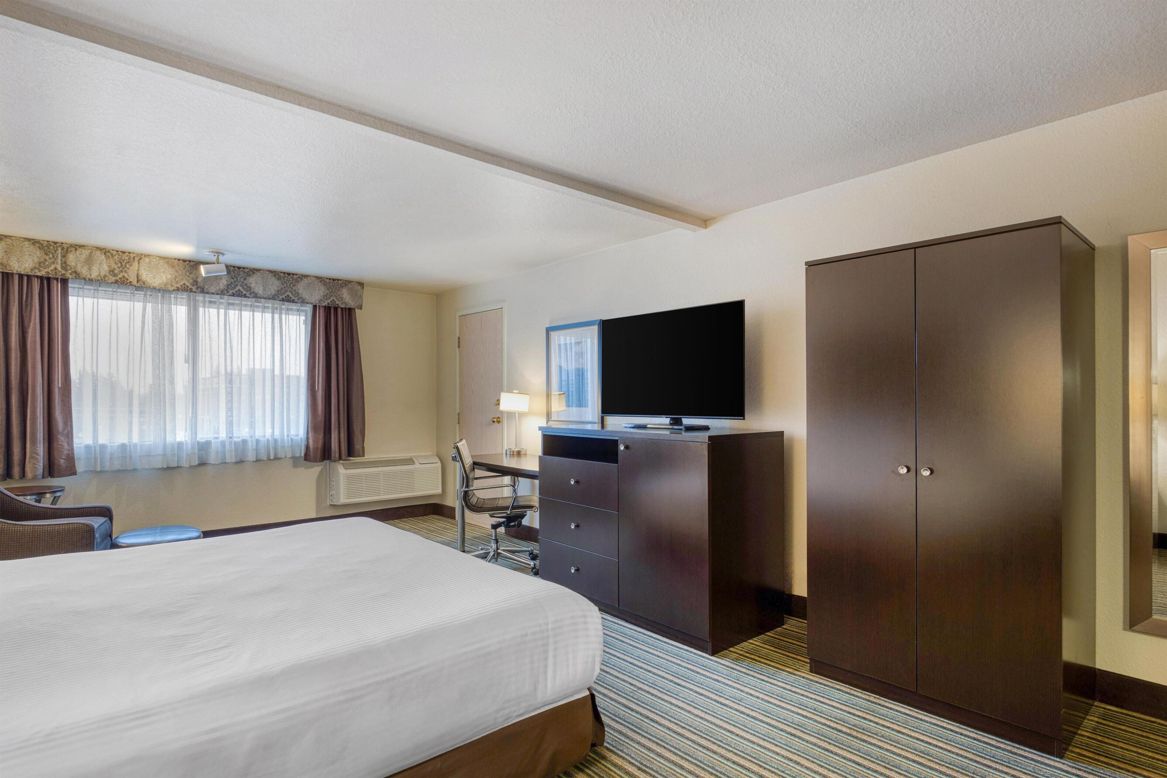 Quarto Standard, 1 cama king-size, acessível, não fumadores (Larger Room) | Cofre no quarto, secretária 