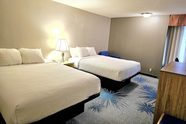 Quarto, 2 camas queen-size, não fumadores | 1 quarto, secretária, ferro/tábua de engomar