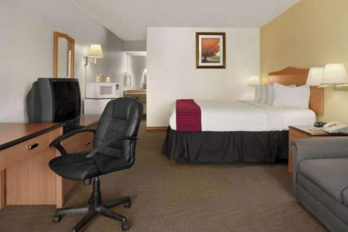 Quarto, 1 cama king-size, não fumadores | Secretária, roupa de cama fornecida, despertadores