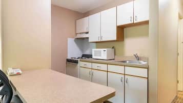 Estúdio, 1 cama queen-size, não fumadores | Cozinha privada | Um frigorífico/congelador grande, um micro-ondas, uma placa de cozinha