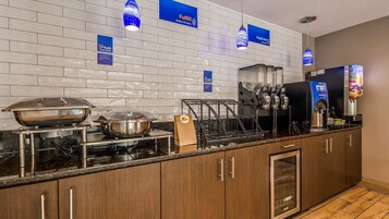 Café da manhã completo grátis todos os dias