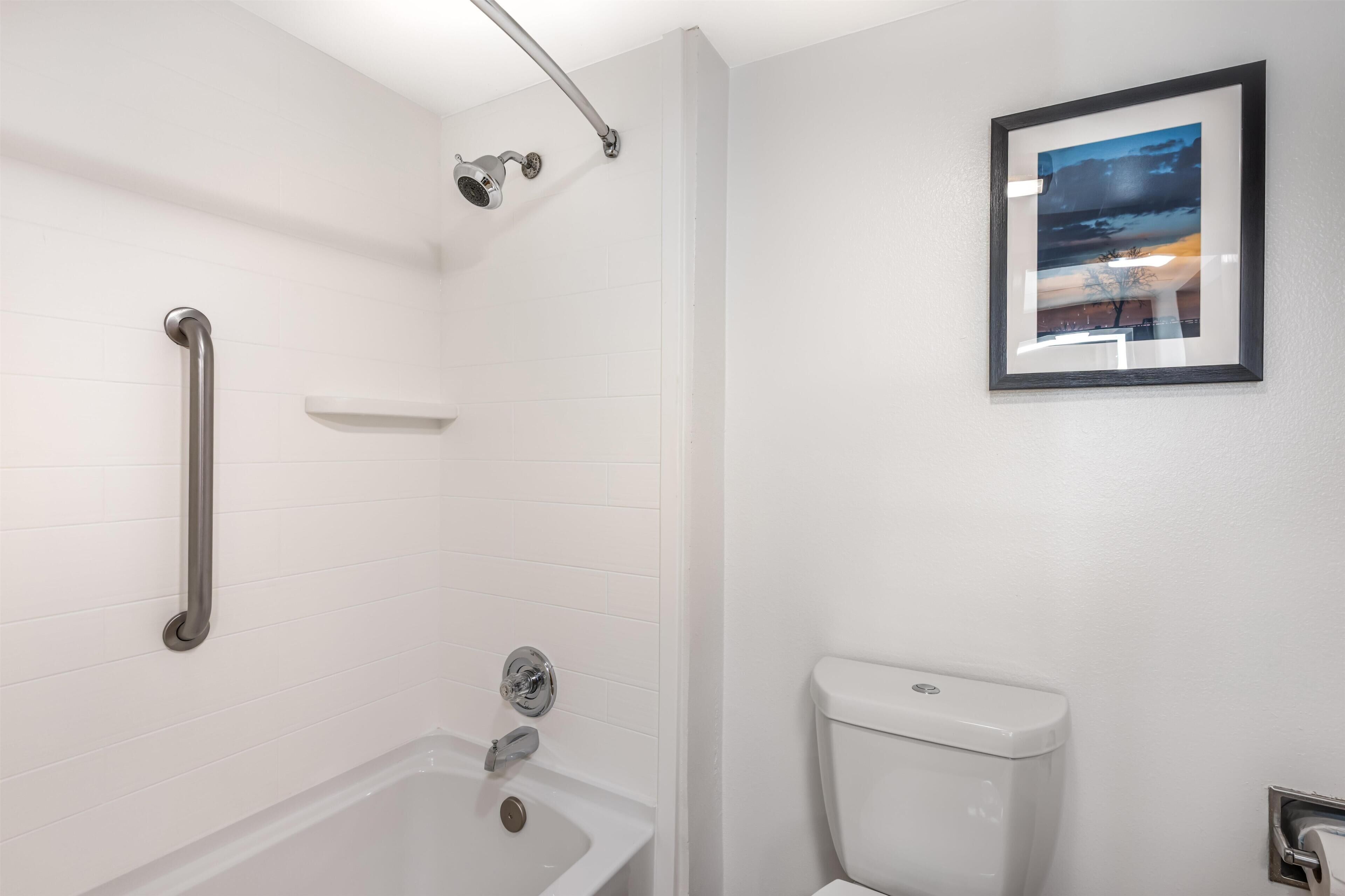 Quarto Standard, 1 cama queen-size, não fumadores (Small Room) | Casa de banho | Uma combinação polibã/banheira, artigos de higiene pessoal grátis 