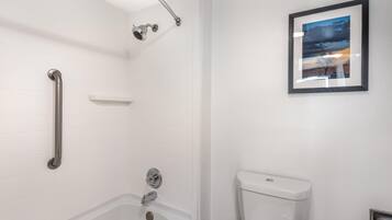 Quarto Standard, 1 cama queen-size, não fumadores (Small Room) | Casa de banho | Uma combinação polibã/banheira, artigos de higiene pessoal grátis