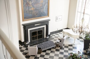 Área de estar no saguão