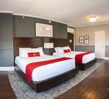 Quarto (Hotel Double Queen Bed) | Individualmente decorados, individualmente mobiliados, escrivaninha