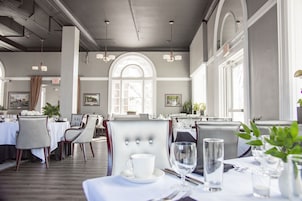 2 restaurantes: opção de café da manhã, almoço e jantar