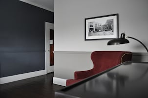 Secretária, cortinas/cortinados opacos, ferro/tábua de engomar