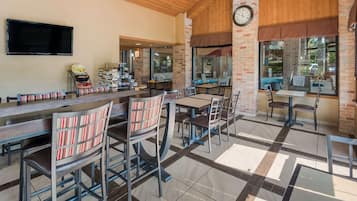 Café da manhã para viagem grátis todos os dias