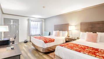 Quarto standard, 2 camas Queen, para não fumantes | Escrivaninha, ferros/tábuas de passar roupa, berços grátis