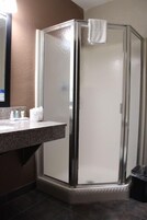 Quarto Deluxe, 1 cama king-size, não fumadores | Casa de banho | Uma combinação polibã/banheira, um secador de cabelo 