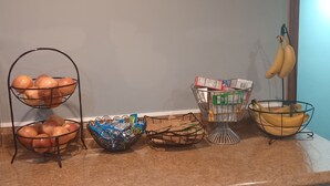 Um buffet de café da manhã com frutas, pão e cereais.