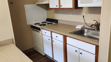 Quarto Standard, 1 cama queen-size, não fumadores | Cozinha privada | Um frigorífico, um micro-ondas, uma placa de cozinha