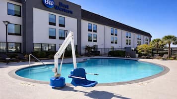 Piscina exterior, espreguiçadeiras