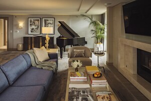 Smart TV 55 polegadas com canais a cabo, DVD player, dock para iPod