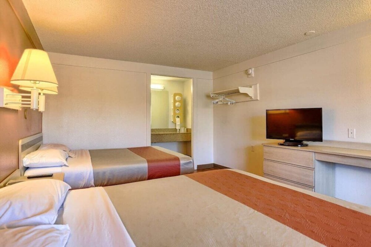 Secretária, secretária adequada para computadores portáteis