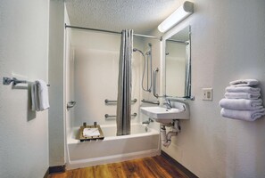 Uma combinação polibã/banheira, toalhas fornecidas 