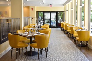 Pequenos-almoços servidos, cozinha americana, com vista para a piscina 