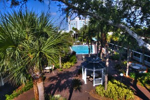 2 piscinas externas, funciona das 8h às 22h, guarda-sóis