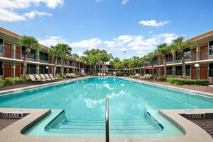 2 piscinas externas, funciona das 8h às 22h, guarda-sóis