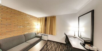 Cofres nos quartos, escrivaninha, ferros/tábuas de passar roupa