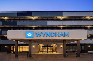 Um edifício moderno com uma placa grande da Wyndham.