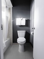 Quarto premium, 2 camas de casal | Banheiro | Chuveiro/banheira combinados, produtos de toalete grátis