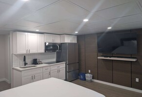 Suíte, 1 cama Queen, para não fumantes, cozinha americana (Walk-In Shower) | Cofres nos quartos, escrivaninha, espaço de trabalho para notebook