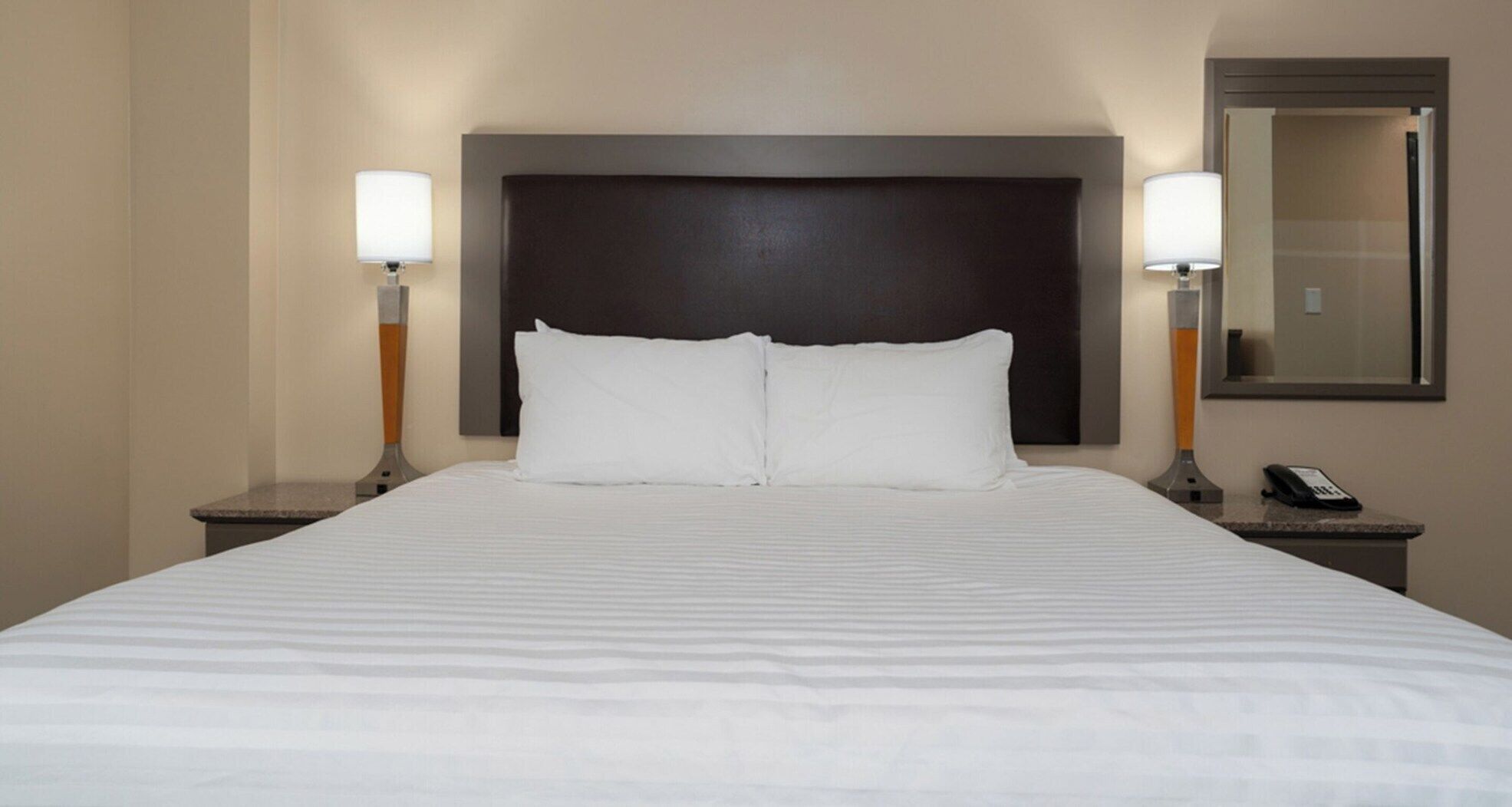 Roupas de cama premium, cortinas blackout, ferros/tábuas de passar roupa
