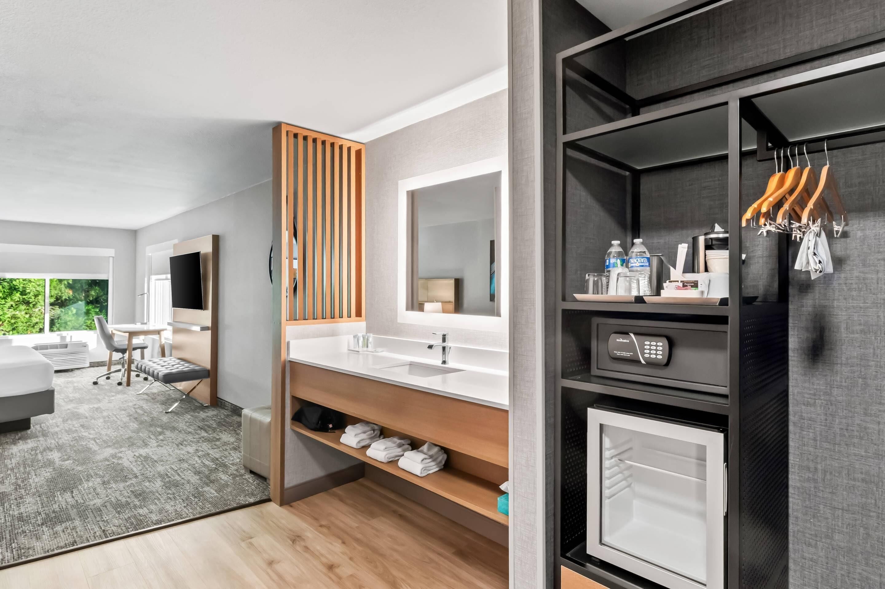 Roupa hipoalergénica, secretária, cortinas/cortinados opacos 