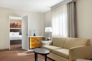 Suíte, 1 cama Queen, para não fumantes, geladeira e micro-ondas (with Sofabed) | Camas com colchões pillow-top, cofres nos quartos, escrivaninha