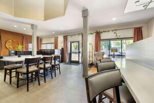 Café da manhã com buffet grátis todos os dias