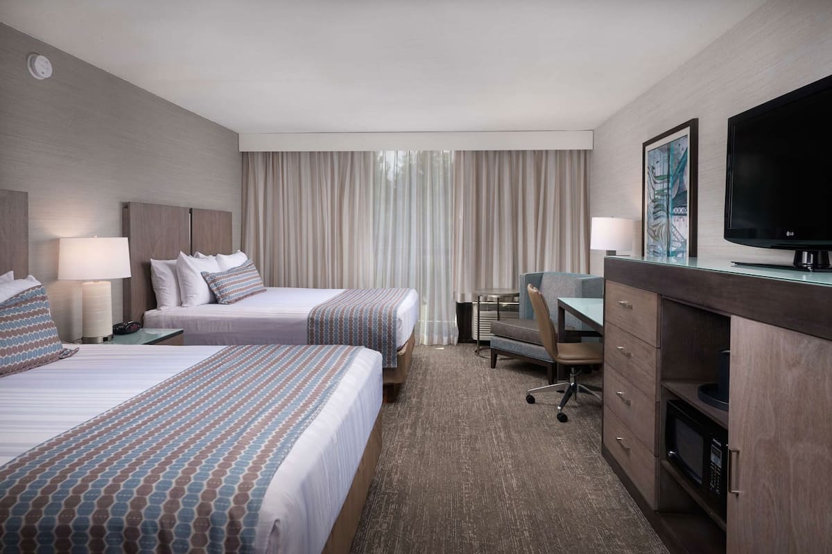 Cofres nos quartos, escrivaninha, espaço de trabalho para notebook