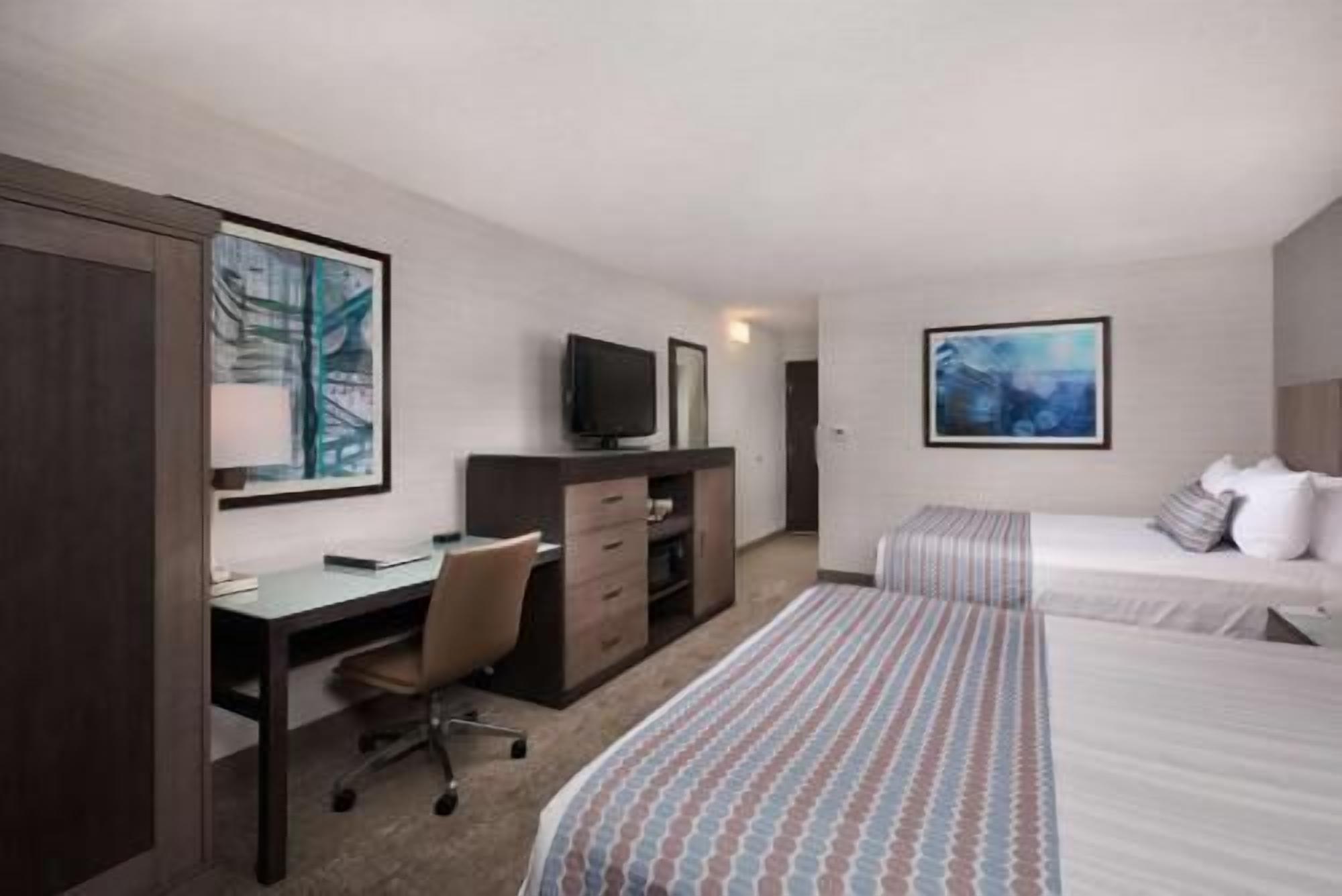 Cofres nos quartos, escrivaninha, espaço de trabalho para notebook