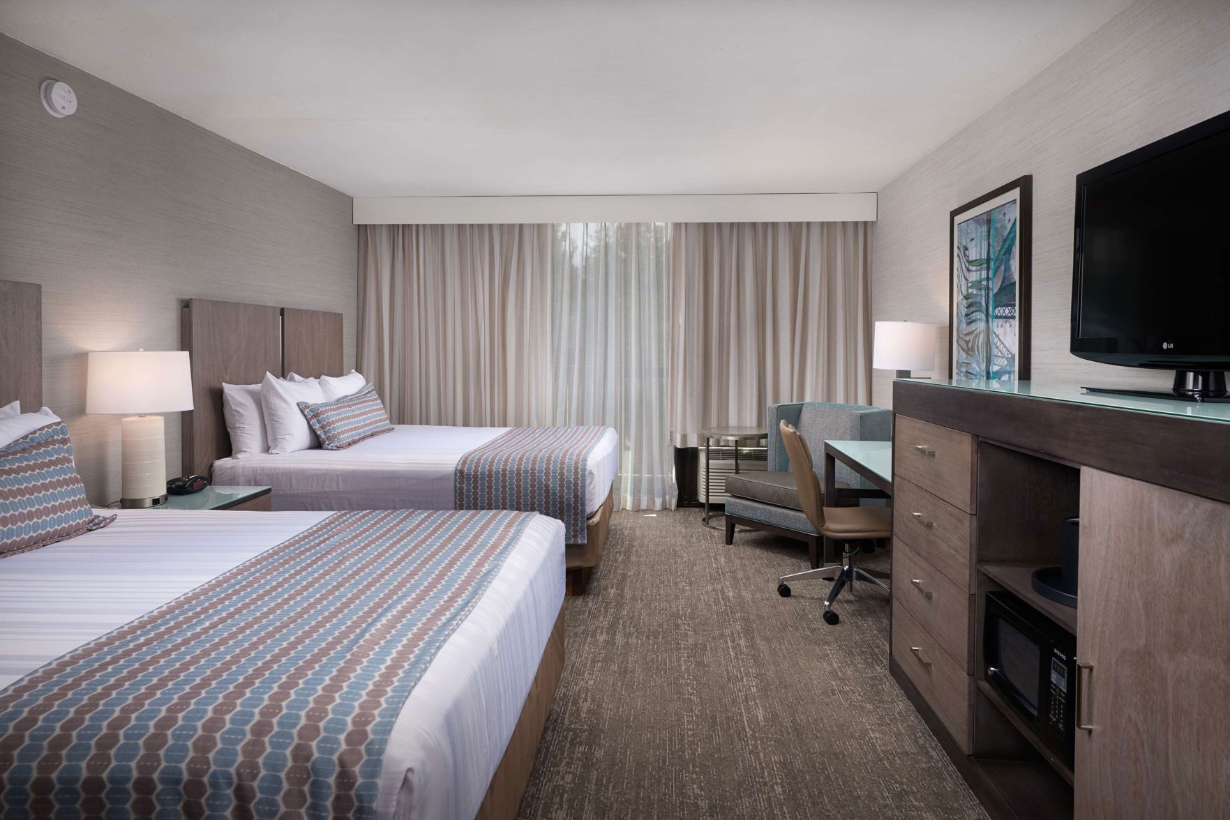 Cofres nos quartos, escrivaninha, espaço de trabalho para notebook