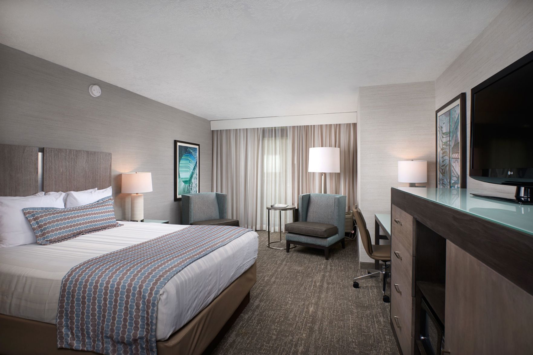 Cofres nos quartos, escrivaninha, espaço de trabalho para notebook