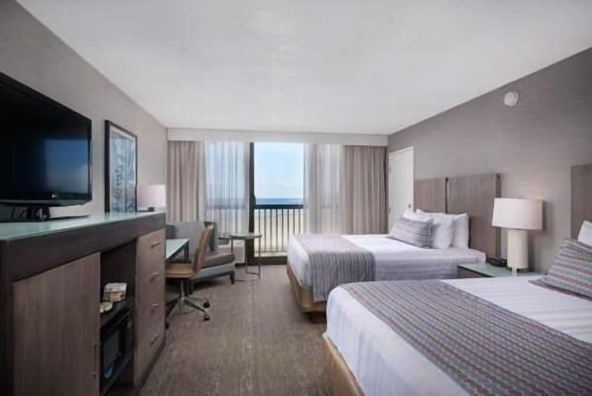 Cofres nos quartos, escrivaninha, espaço de trabalho para notebook