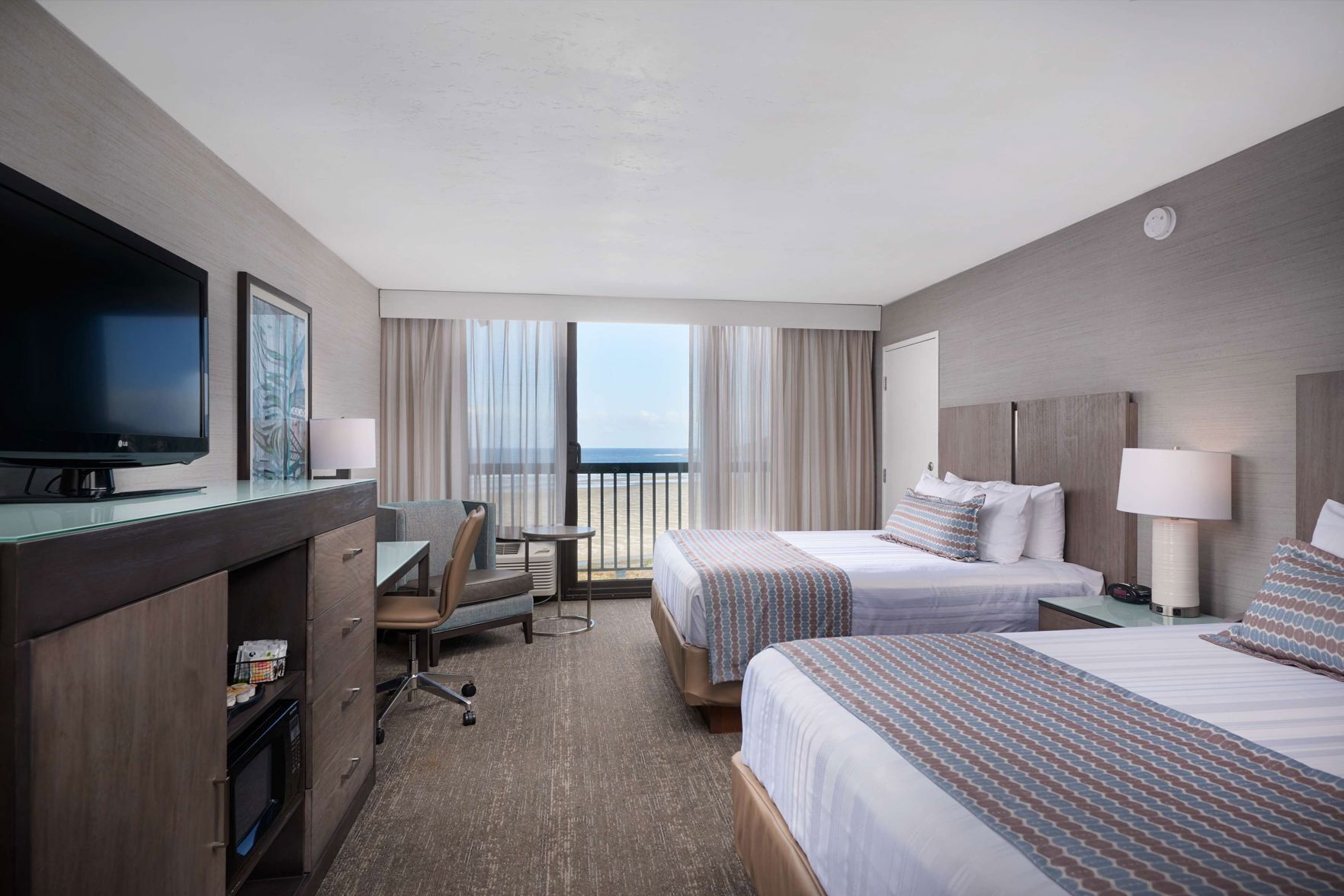 Cofres nos quartos, escrivaninha, espaço de trabalho para notebook