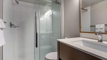 Produtos de toalete biodegradáveis, secador de cabelo, toalhas de banho