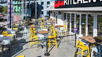 2 restaurantes: servem pequenos-almoços, almoços e jantares