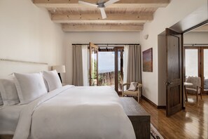 Roupa de alta qualidade, edredões de penas, minibar, cofre no quarto 