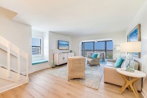 Three Bedroom Bayside Villa Standard | Área de estar | TV 40 polegadas com canais a cabo