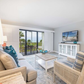 One Bedroom Beach Villa Standard | Área de estar | TV 40 polegadas com canais a cabo