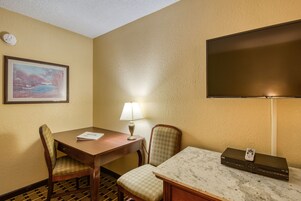 Quarto Duplo, 2 camas queen-size | Roupa de alta qualidade, secretária, cortinas/cortinados opacos 