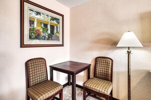 Quarto, 1 cama king-size, não fumadores | Sala | TV de ecrã plano 