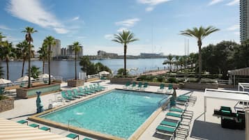 Quarto, 1 cama King (Riverfront) | Piscina | Piscina externa, funciona das 6h às 22h, barracas de cortesia